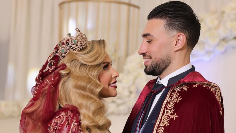 Munir El Haddadi se compromete con una influencer con la que estuvo casada un excompañero suyo