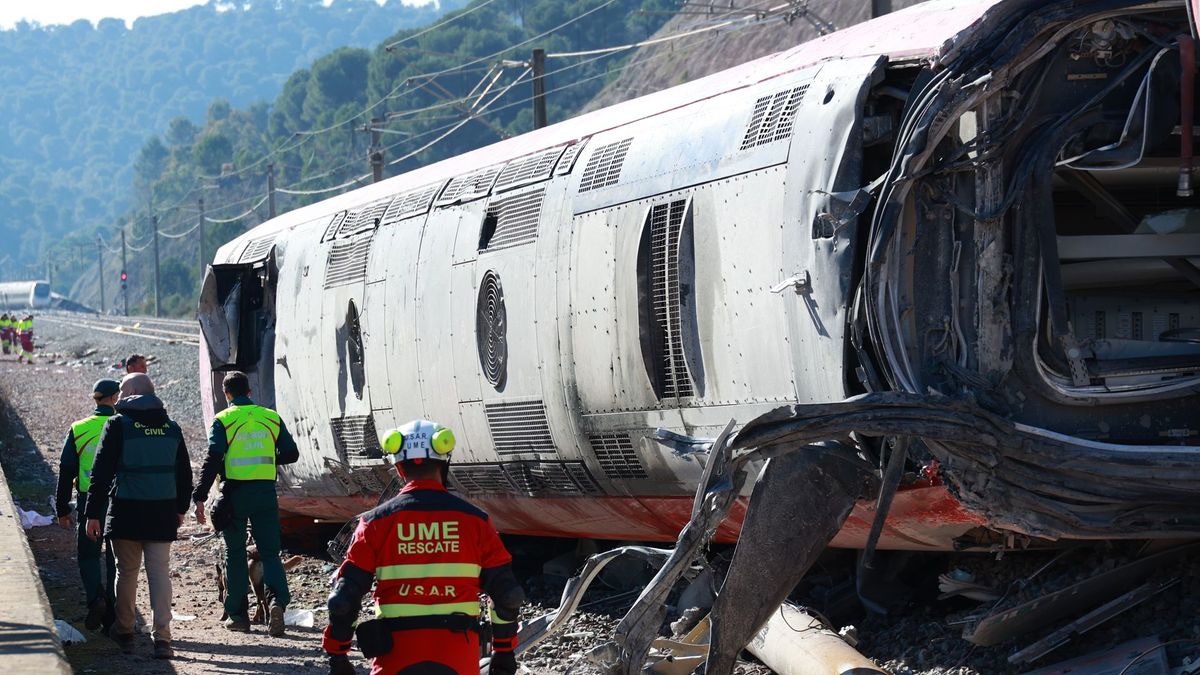El accidente ferroviario en Adamuz, en directo: las grúas desplazan el ...