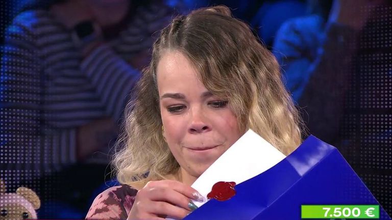 La emoción de dos concursantes y la gran cantidad de dinero que se ha ...