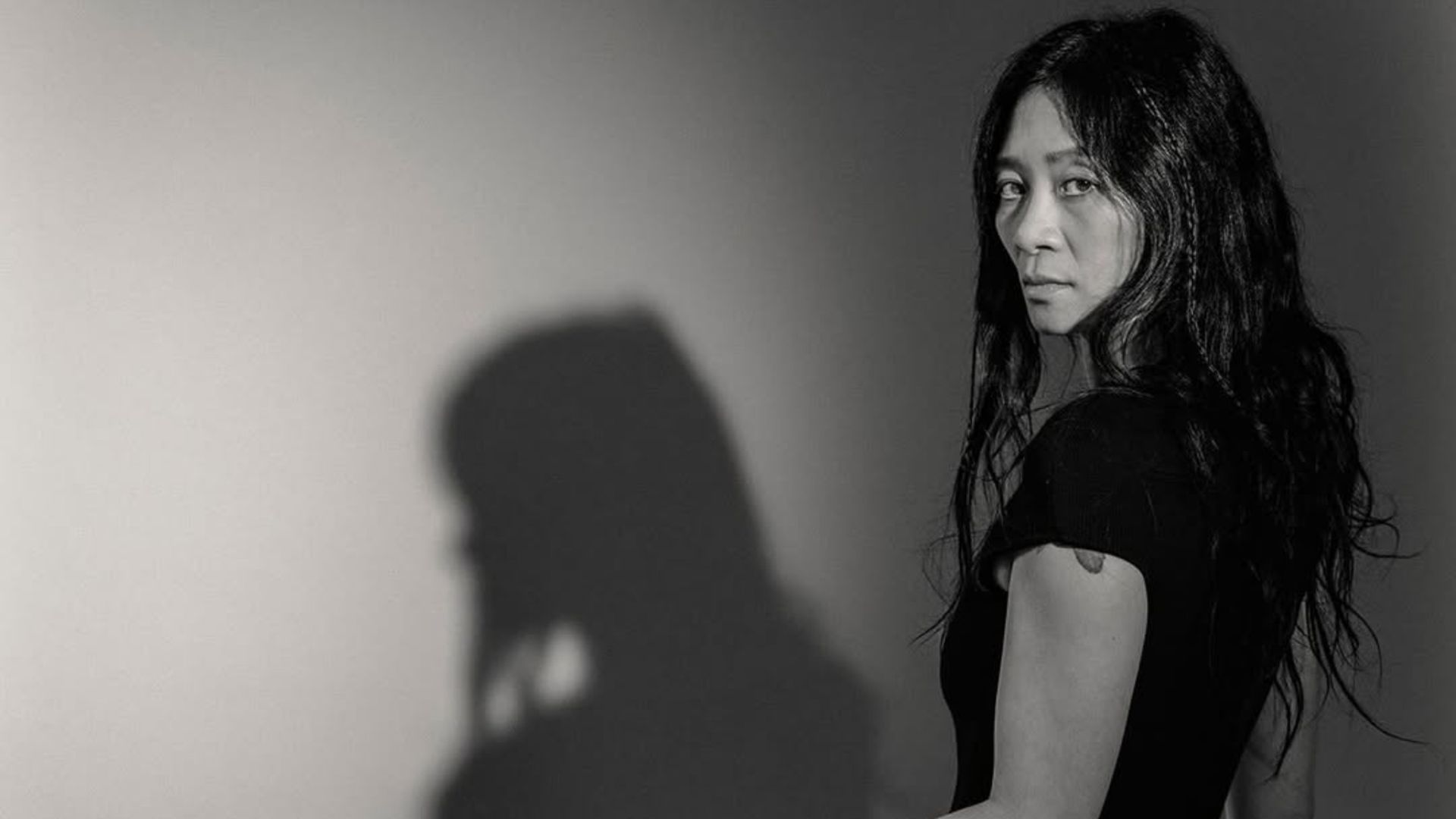 Así es Chloé Zhao, la directora de 'Hamnet' nominada a los Premios ...