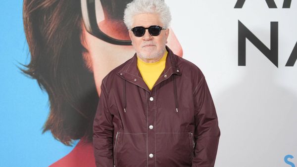 Pedro Almodóvar y su familia: ponemos cara a sus desconocidas hermanas ...