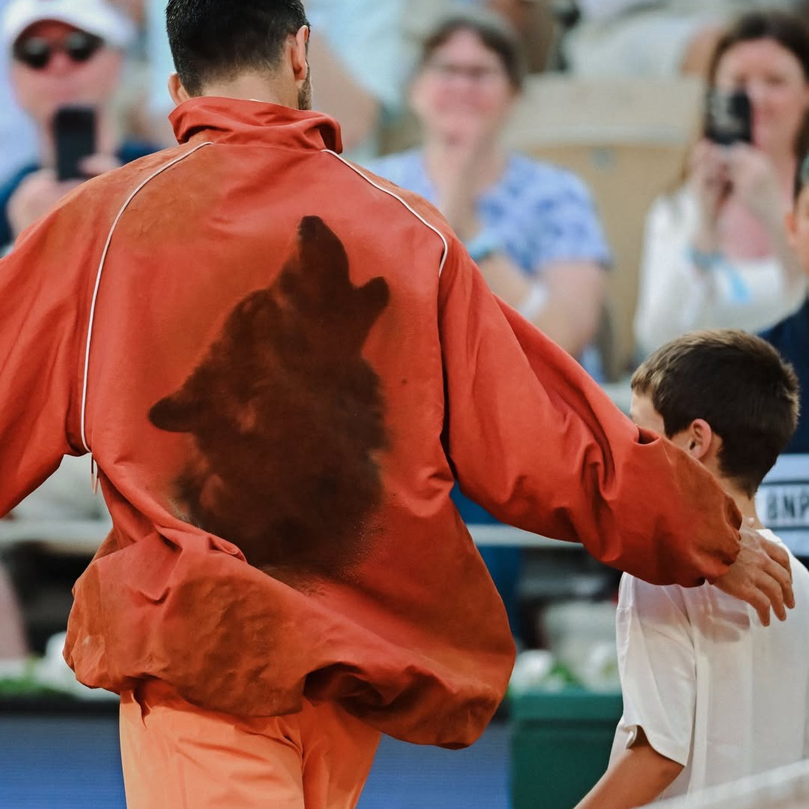 ¿Qué significa el lobo que lleva Novak Djokovic en su chaqueta de ...