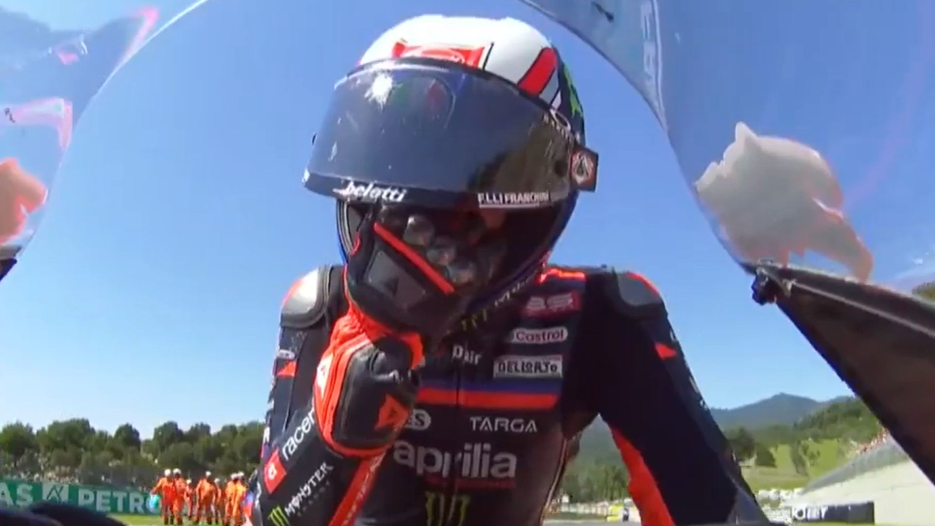 La emoción de Marco Bezzecchi tras ganar en Mugello: lágrimas, abrazo ...