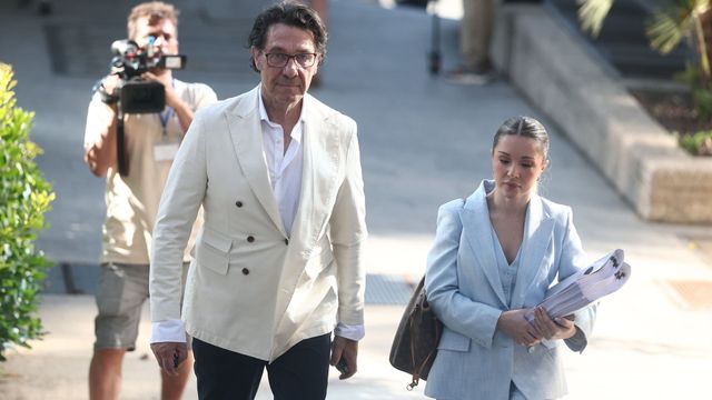La llegada del actor Luis Lorenzo a su juicio por presunto maltrato y ...