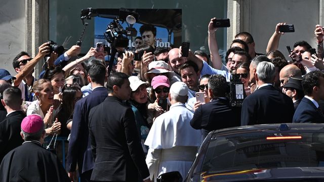El papa León XIV se salta el protocolo tras acabar su discurso en el ...