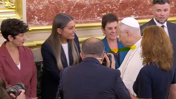 Miriam Nogueras le pide en inglés al papa que cuando visite Cataluña ...
